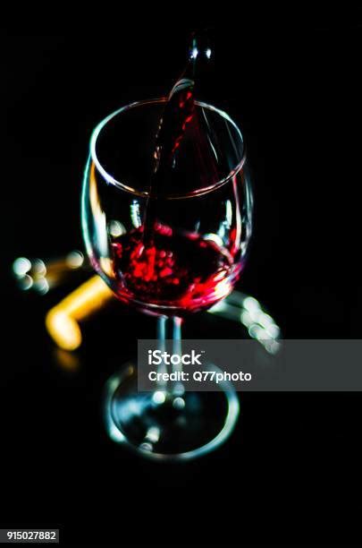 유리 미식가 위한 와인 절묘 한 주류 한 잔으로 순간의 축 하에에서 레드 와인을 붓는 가득 찬에 대한 스톡 사진 및 기타 이미지