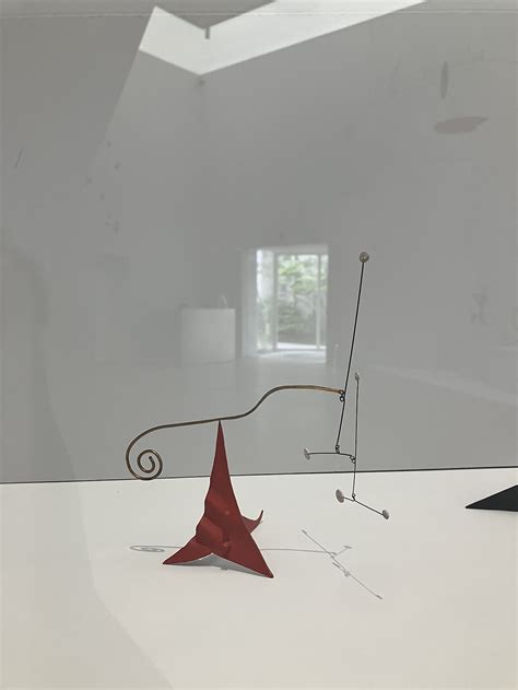 사색의 돌과 경쾌한 모빌