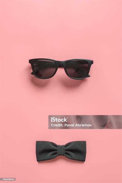 분홍색 배경에 검은 색 세련된 선글라스와 나비 넥타이 플랫 레이 최소한의 스타일 컨셉 0명에 대한 스톡 사진 및 기타 이미지 0명 개념 공란 Istock
