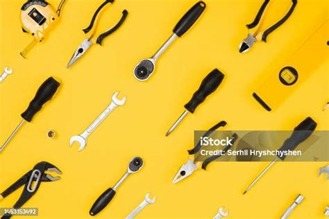 노란색 배경에 도구 상위 보기입니다 플라이어 개방형 렌치 스크루드라이버 및 복사 공간이 있는 스테이플 건 플랫 레이 0명에 대한 스톡 사진 및 기타 이미지 Istock