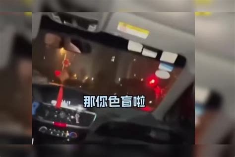 女生拿驾照后爸爸陪着开车，比驾校教练还凶
