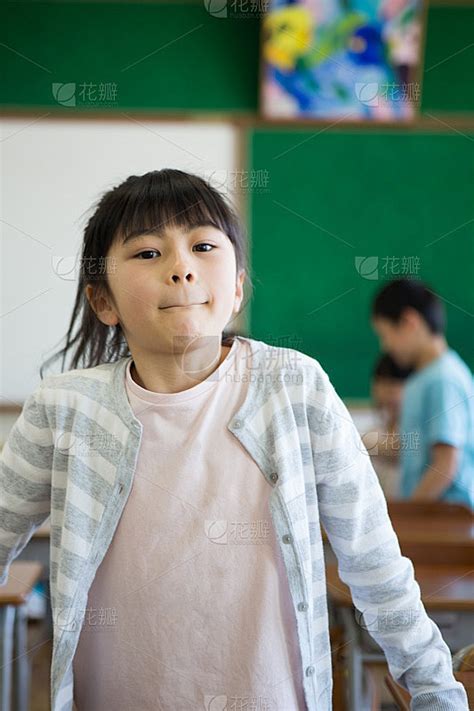 小学生在教室里