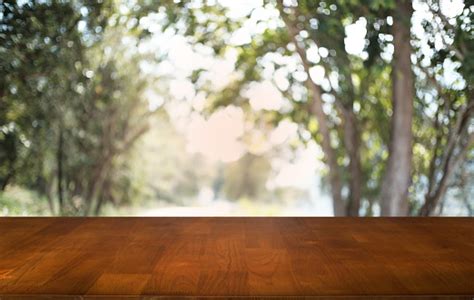 레스토랑의 추상 흐리게 Bokeh 배경 앞 빈 어두운 나무 테이블 디스플레이에 사용할 수 있습니다 또는 귀하의 제품을 몽타주 공간에 대 한 조롱 0명에 대한 스톡 사진 및