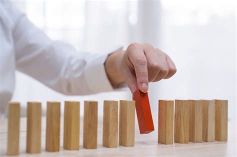 도미노 나무 블록 비즈니스 위험 전략 및 계획 개념 아이디어 가능성에 대한 스톡 사진 및 기타 이미지 가능성 개념 개발