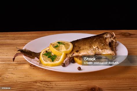 볶은 잉어와 나무 테이블 접시에 파 슬 리 향신료와 레몬도 라도 물고기 개념 건강 식품 건강한 생활방식에 대한 스톡 사진 및