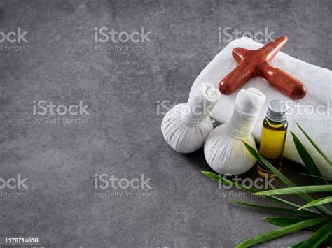 회색 대리석 배경에 과사 나무 허브 압축 공 코코넛 오일 과샤 타이 허브 오일과 아름다운 스파 구성 건강관리와 의술에 대한 스톡 사진 및 기타 이미지 Istock