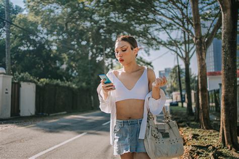 아침에 거리에서 타는 스마트 폰을 사용하는 아시아 트랜스젠더 여성 트랜스젠더에 대한 스톡 사진 및 기타 이미지 트랜스젠더