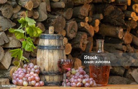 와인 잔에 장미 와인과 나무 테이블에 잘 익은 포도 포도 수확 와인 시음 문화 소믈리에가 디저트 와인을 유리에 붓습니다 와이너리 손수 만든에 대한 스톡 사진 및 기타 이미지