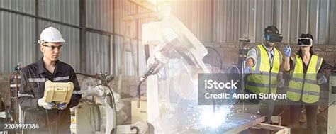 산업 공장에서 작업 및 제어 자동화 로봇 팔 용접 전문 남녀 엔지니어 팀 제조업에 자동 로봇 팔 기계를 사용하는 엔지니어 그룹 25 29세에 대한 스톡 사진 및 기타 이미지