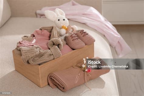 어린이 옷 신발 장난감 토끼 및 젖꼭지가있는 나무 상자를 소파에 올려 놓으십시오 0명에 대한 스톡 사진 및 기타 이미지 0명 가을 겨울 Istock