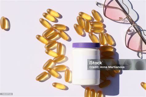 하얀 바탕에 알약과 선글라스가 있는 하얀 플라스틱 병 템플릿 조롱 개념 복사 공간 자외선 차단 및 자외선 차단제 보충제 식품첨가물에 대한 스톡 사진 및 기타 이미지 Istock