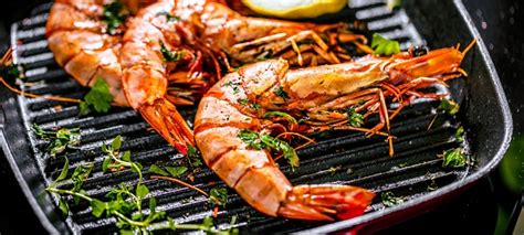 철 굽고 레몬 검은 배경 평면도와 팬에에서 구운된 타이거 새우 프론 해산물에 대한 스톡 사진 및 기타 이미지 프론 해산물 새우 해산물 갑각류 Istock