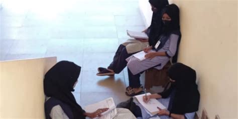 Cerita Mahasiswi Dilarang Masuk Kelas Karena Berkerudung