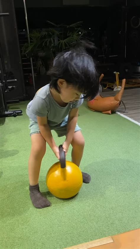 續上篇 原來想1跟練的人是我兒子 第一個影片： 一個五歲小孩隨便拿起16kg的壺鈴子這像話嗎？這都要跟他的體重一樣了 第二個影片： 因為黃色
