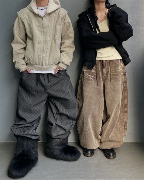 투데이무드 겨울신상 맨투맨입니다 연베이지연그레이 컬러 모델착용했습니다 루즈한 사이즈로 105까지 착용가능합니다 빈티지한 프린팅으로 스트릿한 무드로 연출