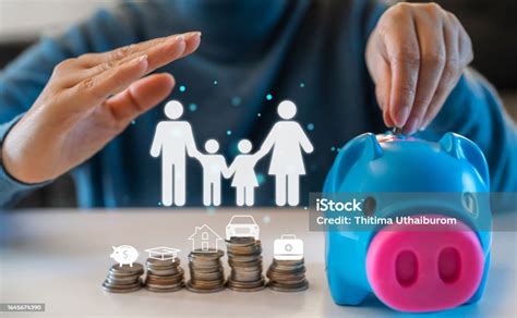 가족 사랑 보살핌과 돼지 저금통에 동전 넣기 저축 기부 저축 자선 금융 금융 위기 보험 예금 투자 은행 가족 재정 저축 계획 건강관리와 의술에 대한 스톡 사진 및 기타