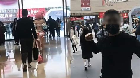 男子拿包遮挡尾随偷拍女生裙底，路过男生阻止反被殴打：抓偷拍狂！ 凤凰网视频 凤凰网