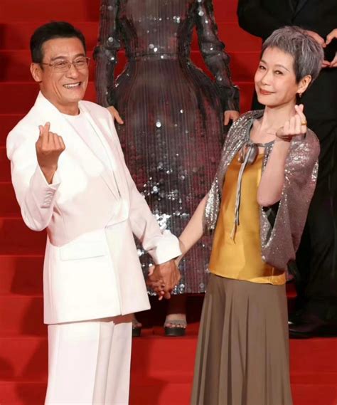 Ye Tong Is Dressed In Old Fashioned But Comfortable Clothes With White