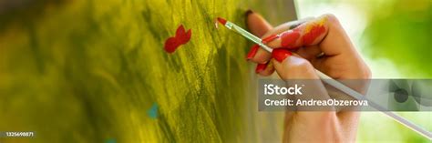 그녀의 정원에서 야외에서 예술 캔버스 그림을 작업 하는 여성 예술가 마음 챙김 예술 치료 창의력과 창조적 인 취미 개념 배너 사람들에 대한 스톡 사진 및 기타 이미지