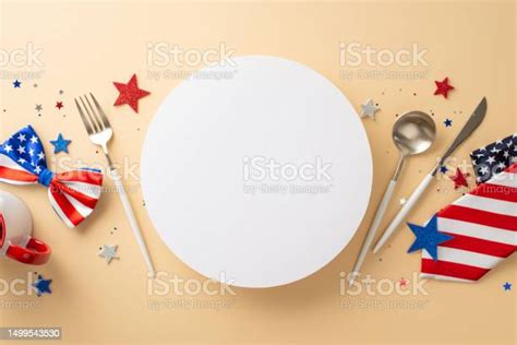 애국당에 가입하세요 독립기념일을 위한 테이블 배열의 평면도는 은제품 음료수 한 잔 별 색종이 축제 넥타이 베이지색 배경에 나비 넥타이를 매고 텍스트나 광고를 위한 원형