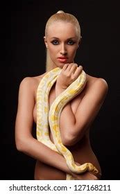 222 imágenes de Naked woman python Imágenes fotos y vectores de