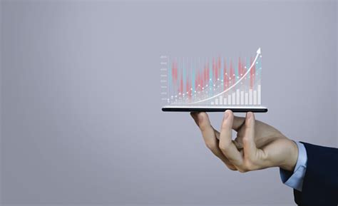 그래프 차트로 주식 거래를 보여주는 스마트폰을 들고 있는 사업가 3차원 형태에 대한 스톡 사진 및 기타 이미지 3차원 형태 개념 개발 Istock