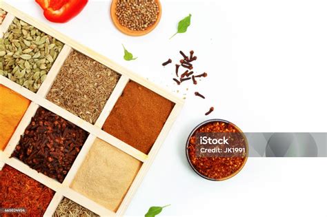 향신료와 허브 요리 또는 장식 및 디자인 스페인 놈과 흰색 배경 향신료 콘텐츠 허브 향신료 배경의 인도 그룹 복사 공간 흰색 배경에 향료 가루로 빻은에 대한 스톡 사진 및