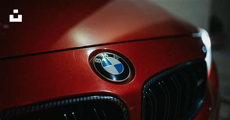 빨간 차의 앞 클로즈업 사진 Unsplash의 무료 로고 이미지