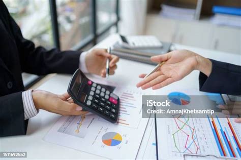 회사의 정보 그래프 차트 판매 전략 마케팅 대차 대조표 손익 계산서 및 분기 별 결과를 분석하고 기록하기위한 마케팅 회의의 클로즈업 샷 25 센트에 대한 스톡 사진 및 기타