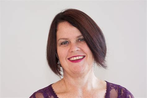 무료 이미지 손 사람 여자 사진술 가수 초상화 모델 인간의 레이디 표정 말뿐인 헤어 스타일 미소 웃음 입 긴 머리 닫다 얼굴 코 눈