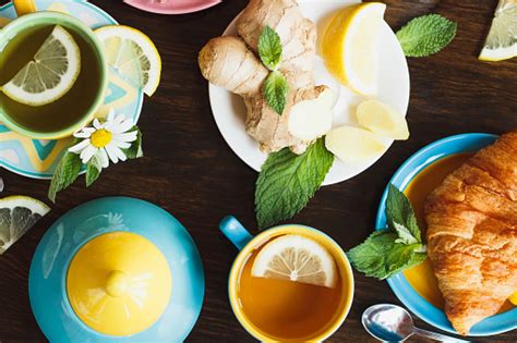 레몬과 민트 잎 생강 뿌리와 크루아상을 곁들인 허브 티 한 잔 개체 그룹에 대한 스톡 사진 및 기타 이미지 개체 그룹