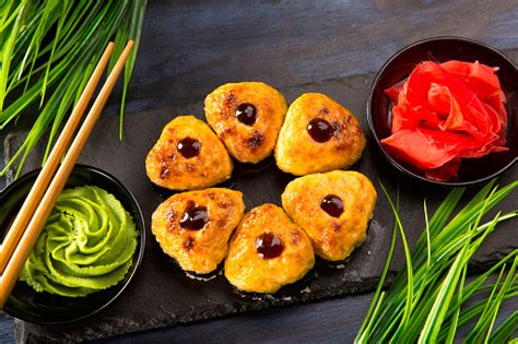 검은 배경에 와사비와 생강을 곁들인 구운 초밥 롤 세트 일본 동양 요리 0명에 대한 스톡 사진 및 기타 이미지 0명 갈색 개체 그룹 Istock