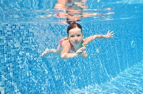 아이들은 수영장에서 수중 수영 어린 아기 소녀 다이빙과 리조트에서 가족 휴가에 물 어린이 피트니스 및 스포츠에서 재미를 가지고 소녀에 대한 스톡 사진 및 기타 이미지