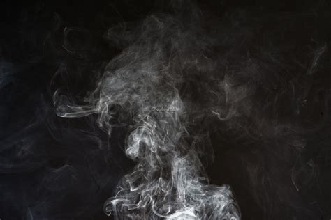 黑色背景的烟雾缭绕