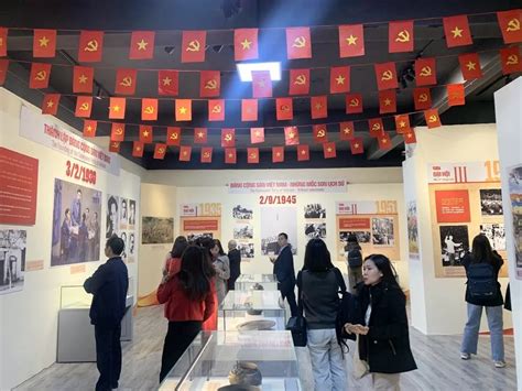 ဗီယက်နမ်ကွန်မြူနစ်ပါတီ၏ သမိုင်းဝင်မှတ်တိုင်များ ပြန်လည်ဖန်တီးခြင်း Vietnam Vn