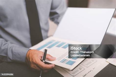 사업가는 비즈니스 문서 및 계약을 검증하고 관리합니다 계약 서류 확인 또는 보증 인증서 고용 아이디어 프로젝트 검토의 사업 계약 승인에 서명 경영자에 대한 스톡 사진 및