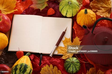 가 이랑입니다 단풍 잎 사과 호박 Mahonia 딸기와 아시아 스타일 구겨진된 종이에 빨간 주전자와 노트북 보기 상위 공간을 복사 합니다 가 분위기입니다 가 시즌입니다 가