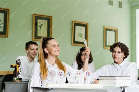 Leerlingen Bij Biologieles Op School Met Dierlijke Celmodellen Op Tafel