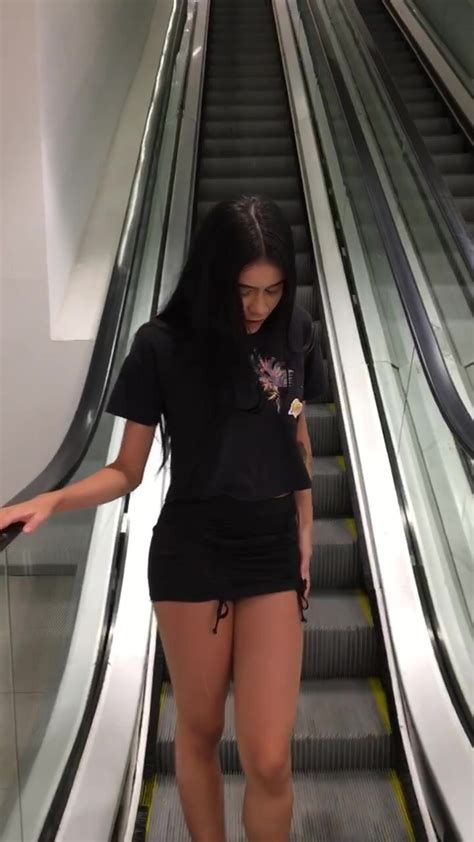 Brand New Pussy Of Olinda Showing Her Pussy On The Escalator Cnn Amador