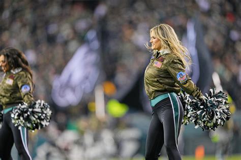 Eagles Cheerleader Goes Viral During Team S Comeback Sunday The Spun