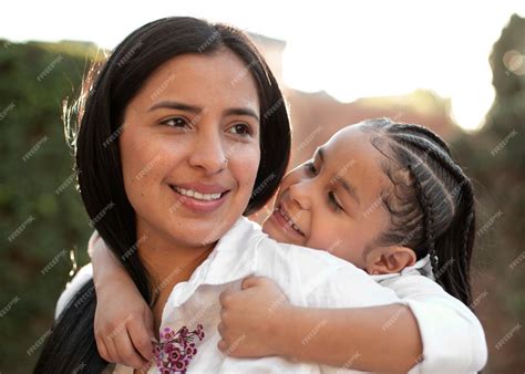 Mujer Pasando El Día De La Madre Con Su Hija Al Aire Libre En El Parque
