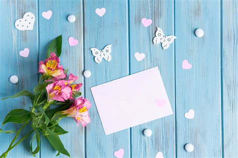 빈 종이를 모의 흰색 색상과 나비의 자연 꽃 어두운 나무 배경에 메일 봉투 빈 텍스트 프레임입니다 꽃과 인사말 카드 디자인입니다 나무 바탕에 올레순 위에서 보기 0명에 대한