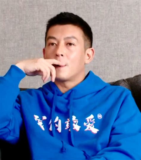41岁陈冠希剪寸头发型依旧帅气蓝卫衣配豹纹裤潮流又有范 哔哩哔哩