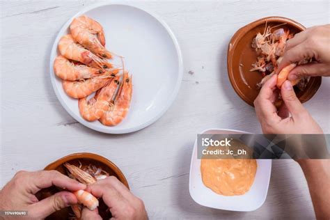 테이블에 접시 위에 맛있는 새우를 들고 여자와 남자 맨 위 보기 갑각류에 대한 스톡 사진 및 기타 이미지 갑각류 고급 요리 레스토랑 Istock