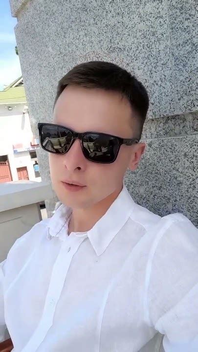 красивый парень пьёт кофе в кафе Beautiful Beauty Gaming Youtube