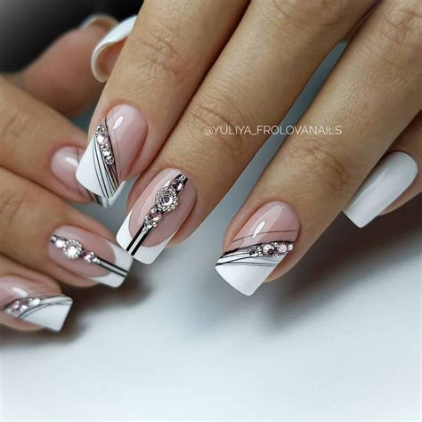 Модерен маникюр в черно и бяло Елегантност и финес в контрастна нежност За Жената