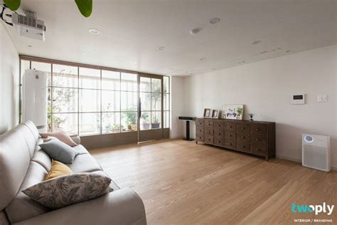 여백으로 공간을 채우는 미니멀리즘 인테리어 호미파이 And Homify 인테리어 집 고급 거실 디자인