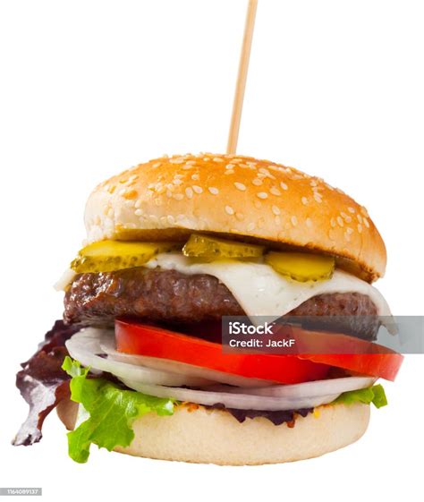 쇠고기 토마토 치즈 오이 양상추를 곁들인 햄버거 이미지 0명에 대한 스톡 사진 및 기타 이미지 0명 고기 굽기 Istock