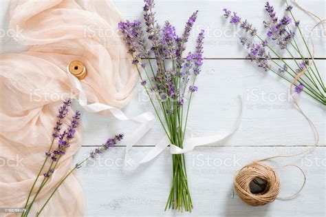 리본 파스텔 핑크 담요 소박한 파란색 나무 배경에 꼬기와 라벤더 꽃의 무리와 패션 블로그 세련된 책상 플랫 레이 맨 위 보기 0명에 대한 스톡 사진 및 기타 이미지 Istock