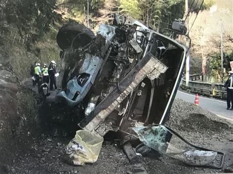 あわやダンプカーが横転し砂利が散乱 運転手が病院に運ばれる 過去にも事故相次ぐ下り坂＝静岡・熱海市 ライブドアニュース
